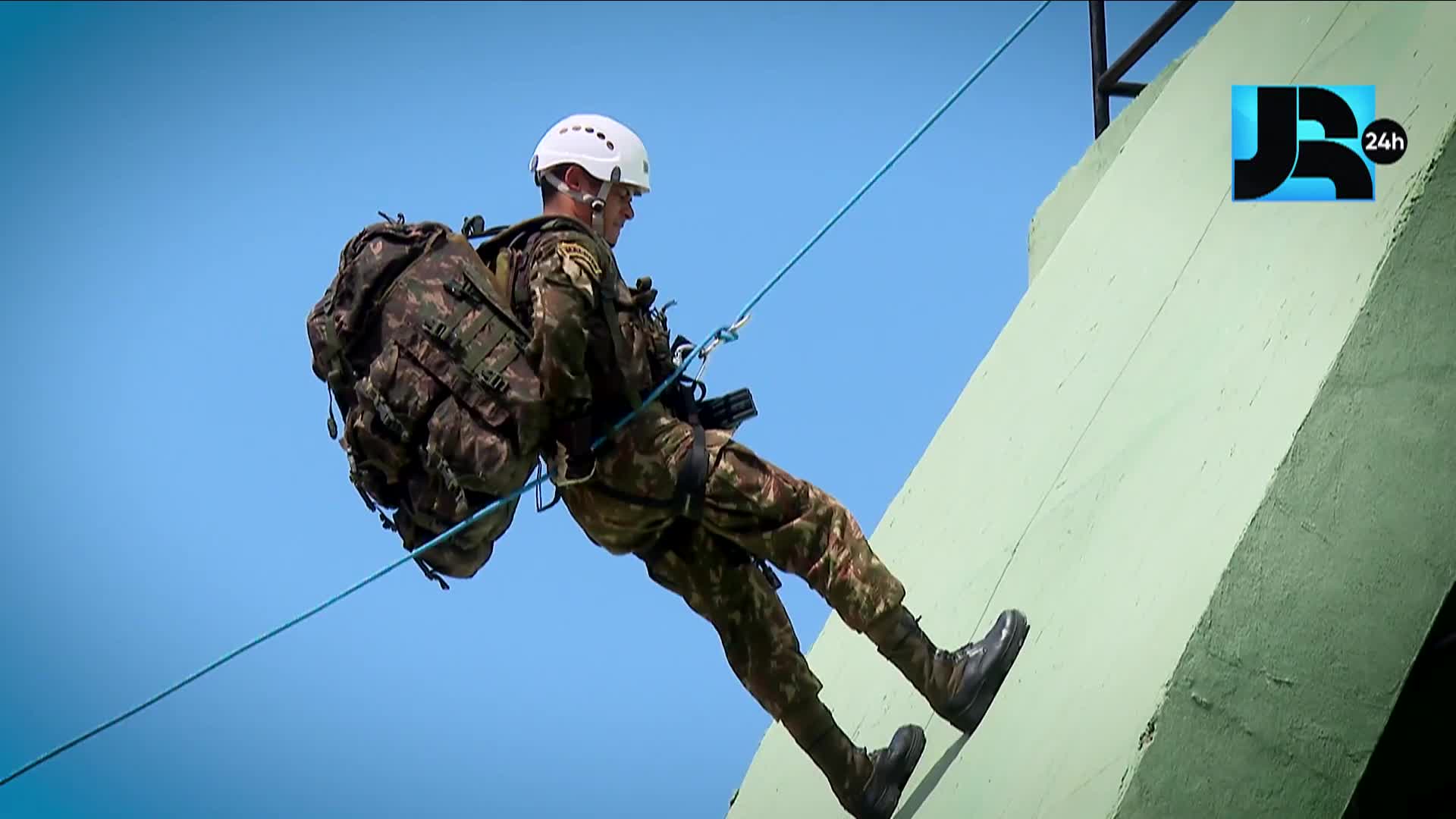 Equipe do Jornal da Record se prepara para descer de rapel na selva ...