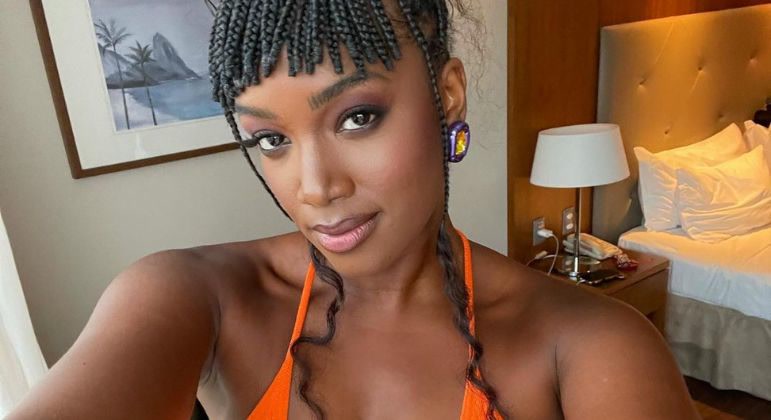 Iza é flagrada torcendo pelo novo namorado jogador de futebol - Prisma - R7 Fabíola Reipert