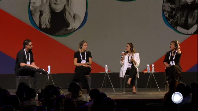 Palestra de Vinícius Novaes, Andreia Abud, Laura Parkinson e Renata ...