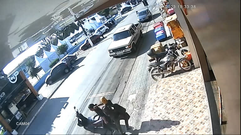 Veja momento em que mulher é agredida por morador de rua - Notícias - R7 São Paulo