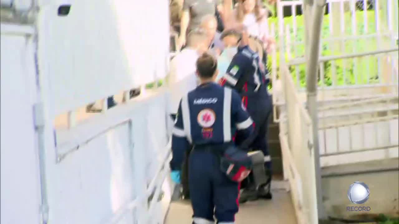 Vídeo mostra momento em que delegada é levada para hospital em BH após 30 horas trancada em ...
