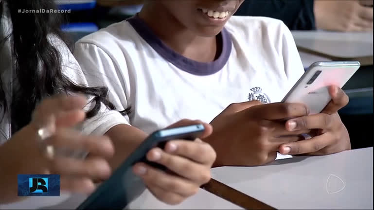 Prefeitura do Rio abre consulta pública para proibir uso de celulares nas escolas - Notícias ...