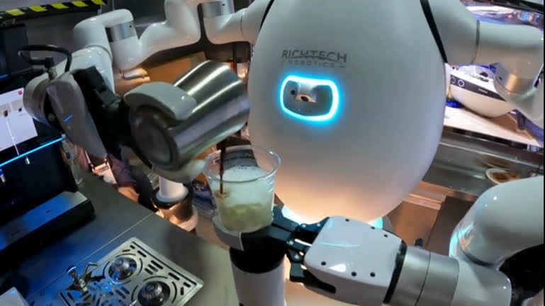 Quer o café perfeito? Robô barista interage com cliente, anota pedido e ...