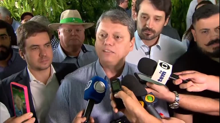 Piso cede durante entrevista de Tarcísio no interior de SP; veja vídeo - Notícias - R7 Brasília