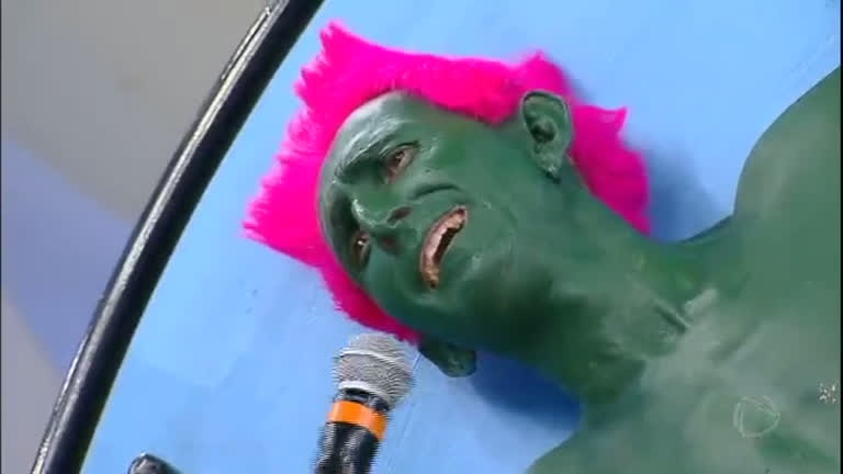 Hulk Magrelo vê tudo girar ao encarar o "spinner humano" - RecordTV ...