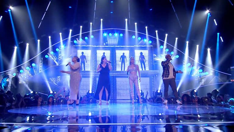 Ao som de Queen, finalistas do The Four animam a plateia em ...