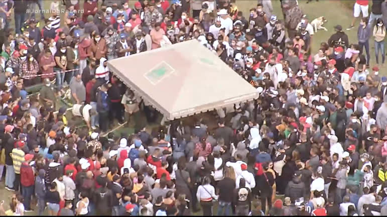 Em São Paulo, multidão de fãs acompanharam velório de MC Kevin ...